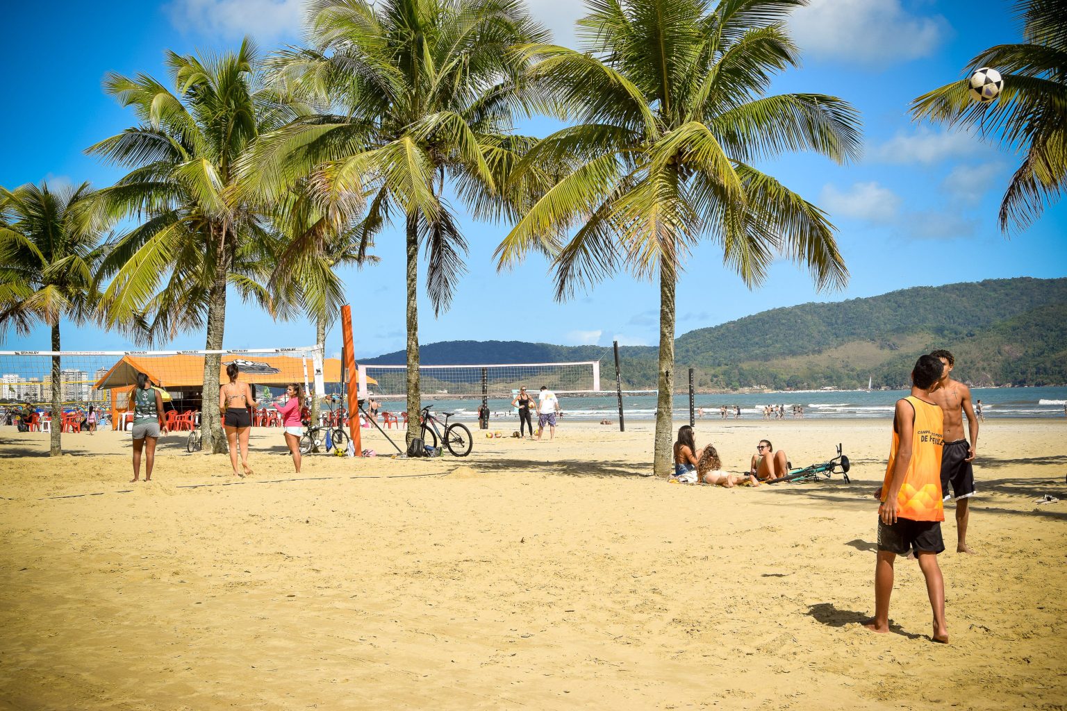 Sol e calor projetam estrada cheia e praia lotada no feriado ...